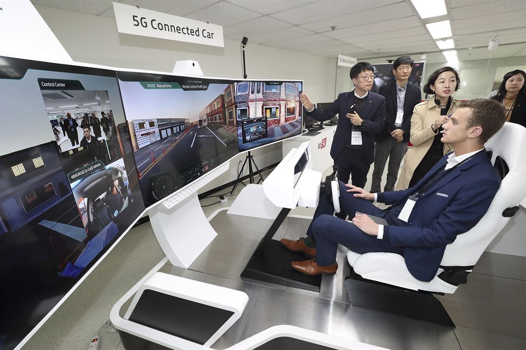 `세계 최초 5G’ 팸투어 신기해'..KT 융합기술원, 퓨처온과 5G 오픈랩 견학 | 한국정경신문