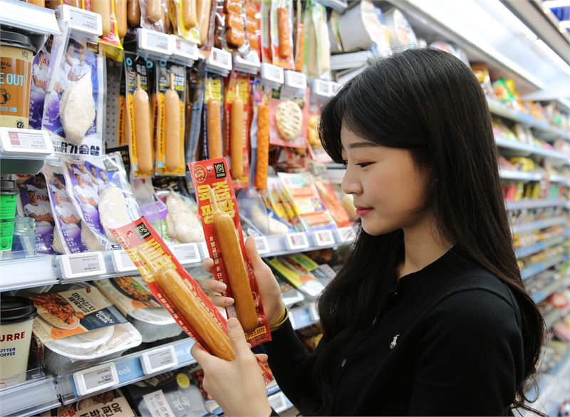 푸드테크로 샹항된 PB기술..GS25, PB브랜드 ‘숯불바베큐맛 소시지’ 출시 | 한국정경신문
